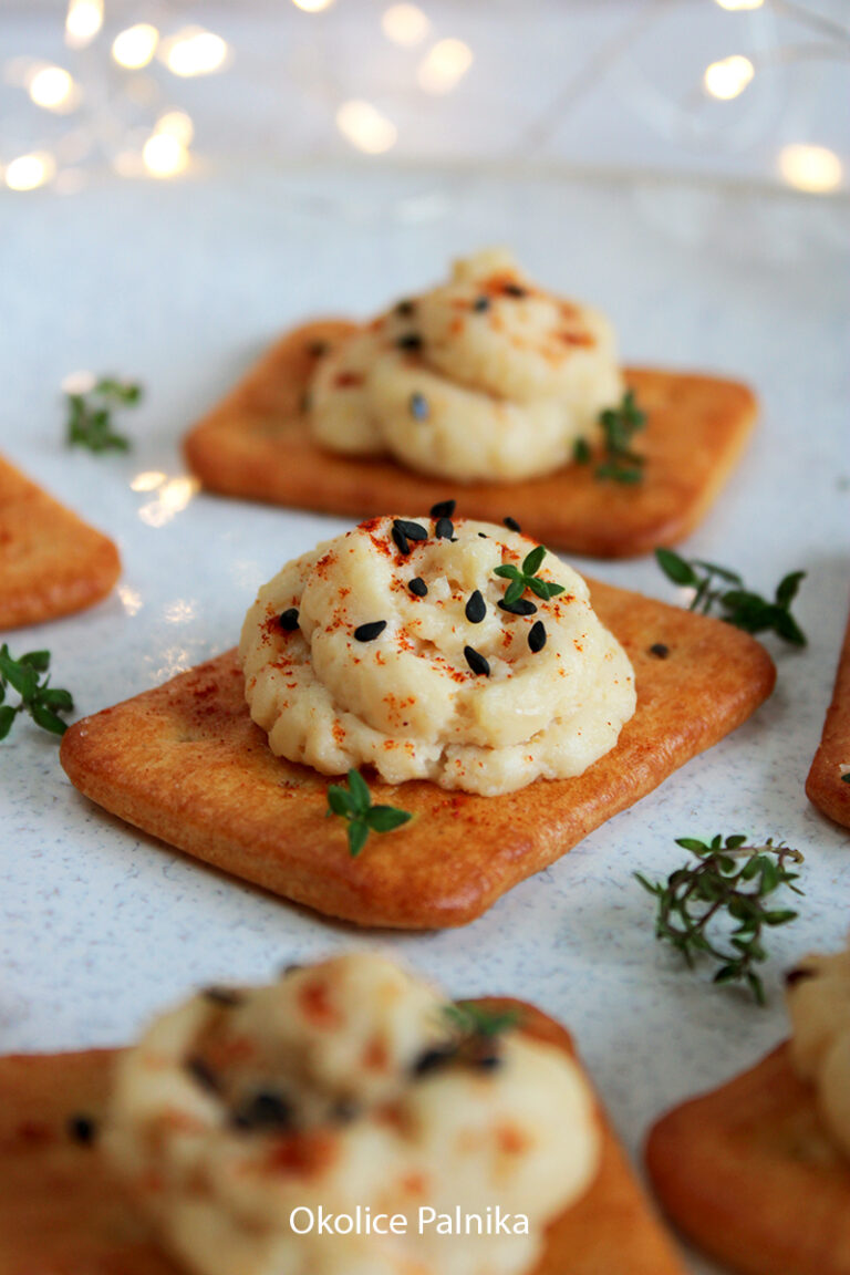 Krakersy z pastą serową - przepis - Okolice Palnika - blog kulinarny